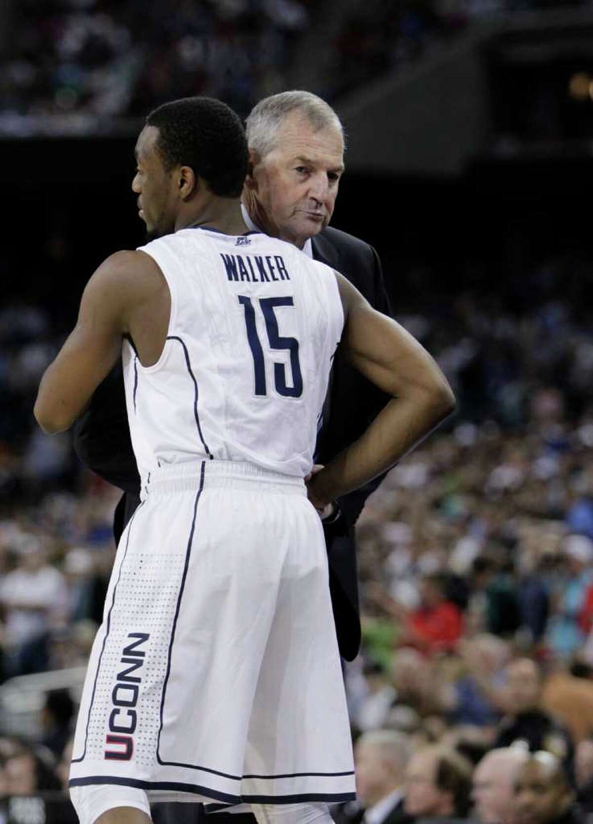 Jim Calhoun officially signed to coach St. Joseph