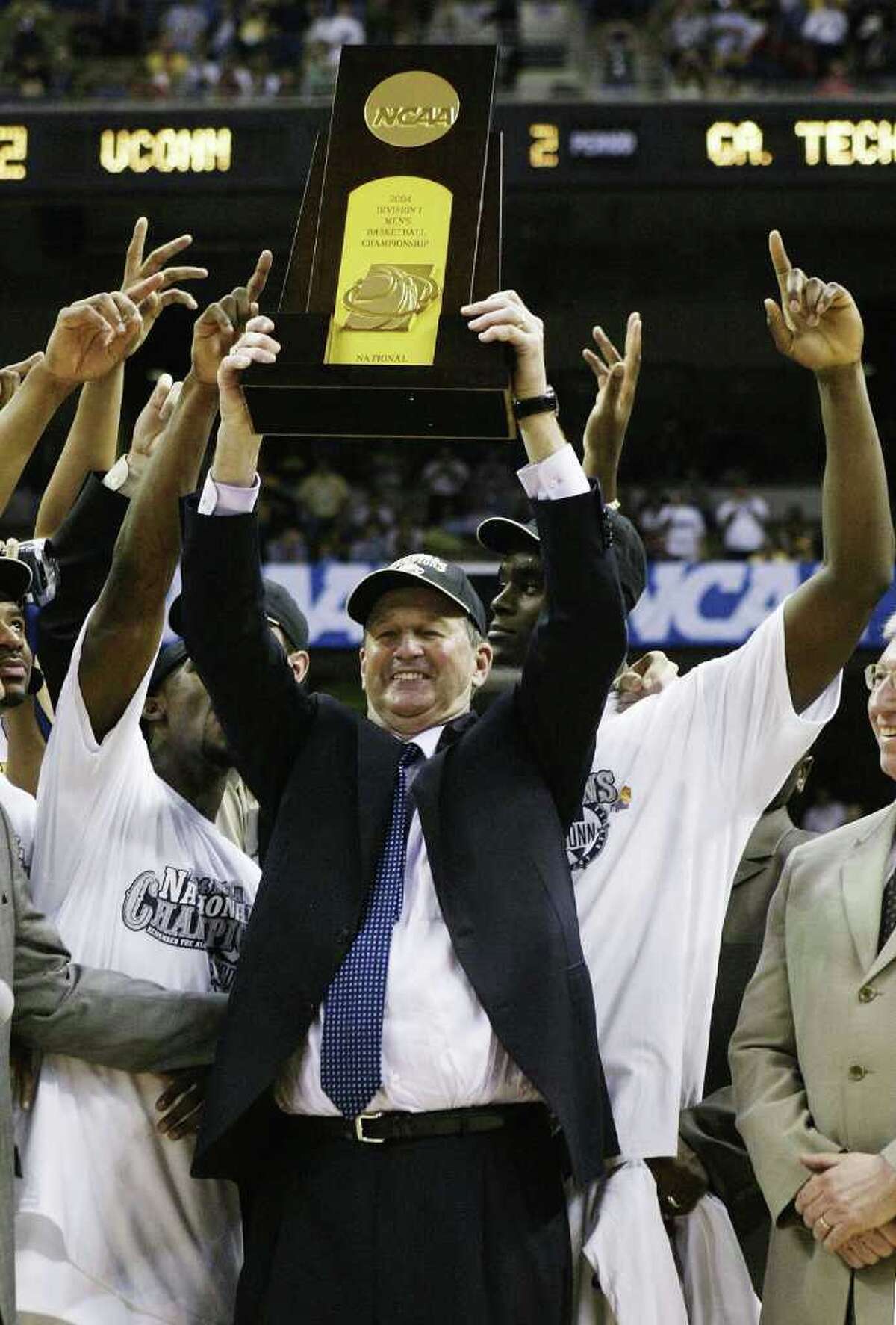 Jim Calhoun officially signed to coach St. Joseph