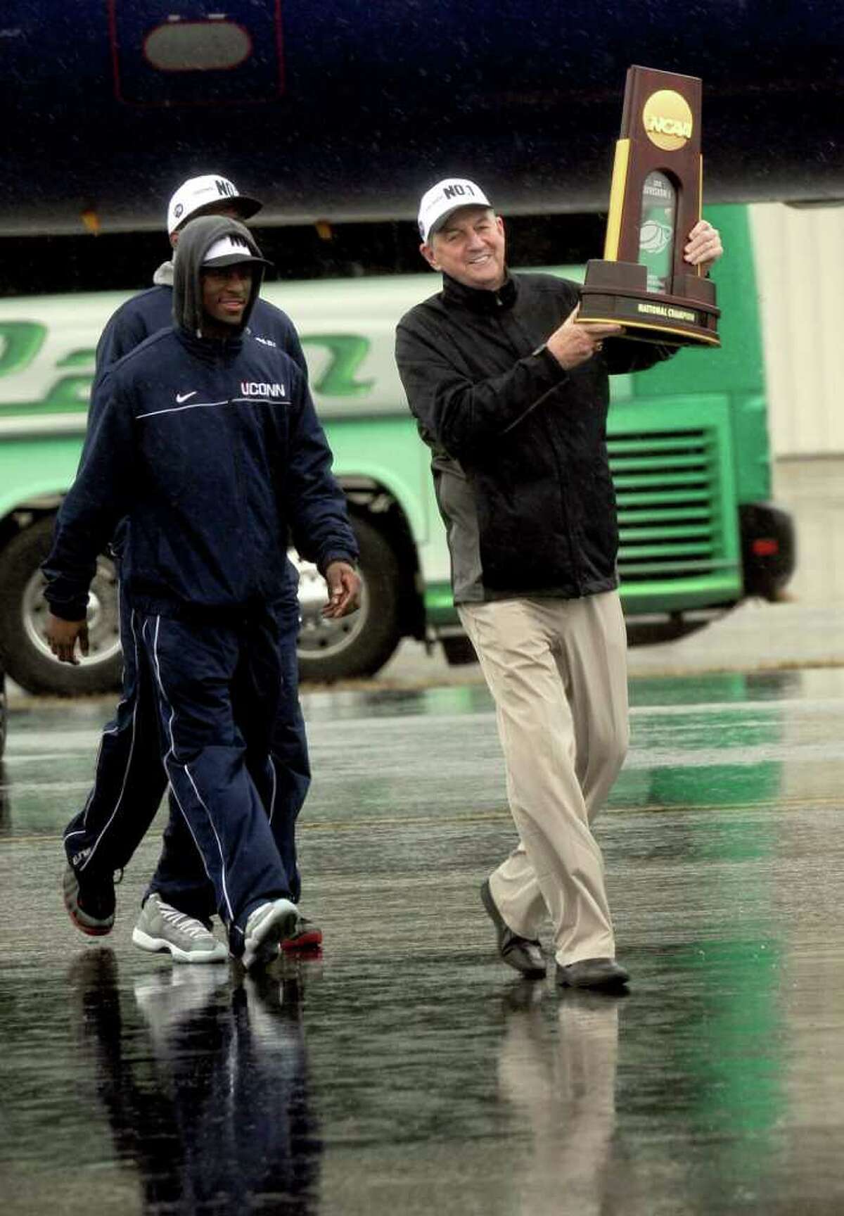 Jim Calhoun officially signed to coach St. Joseph
