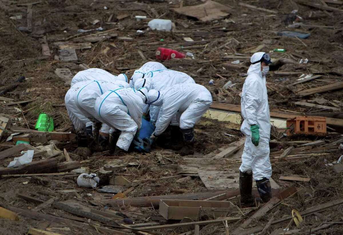 Japan aftershock raises anxiety, knocks out power