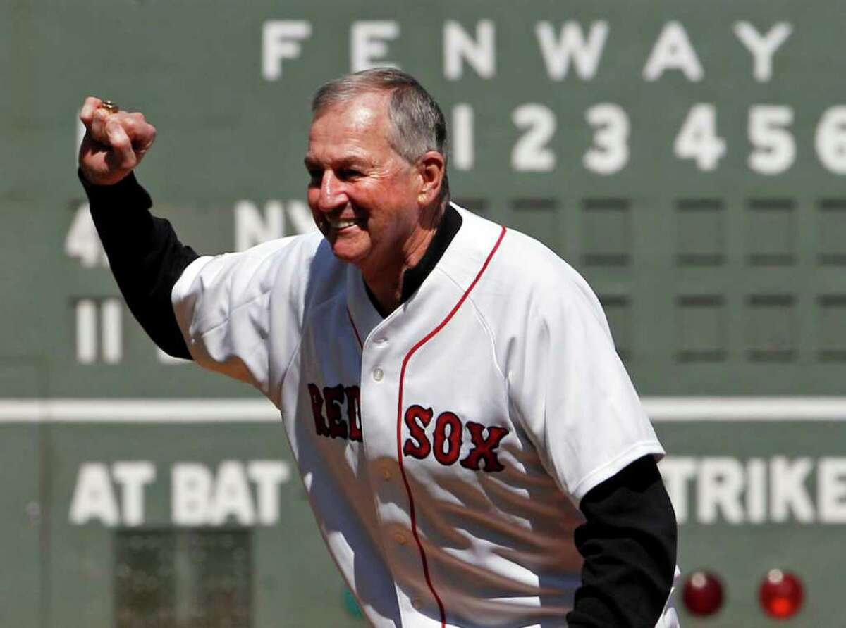 Jim Calhoun officially signed to coach St. Joseph