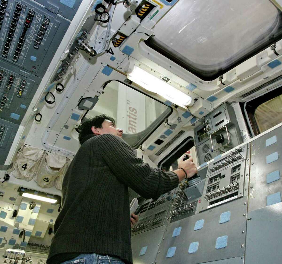 NASA readies space shuttle trainer for move to Seattle