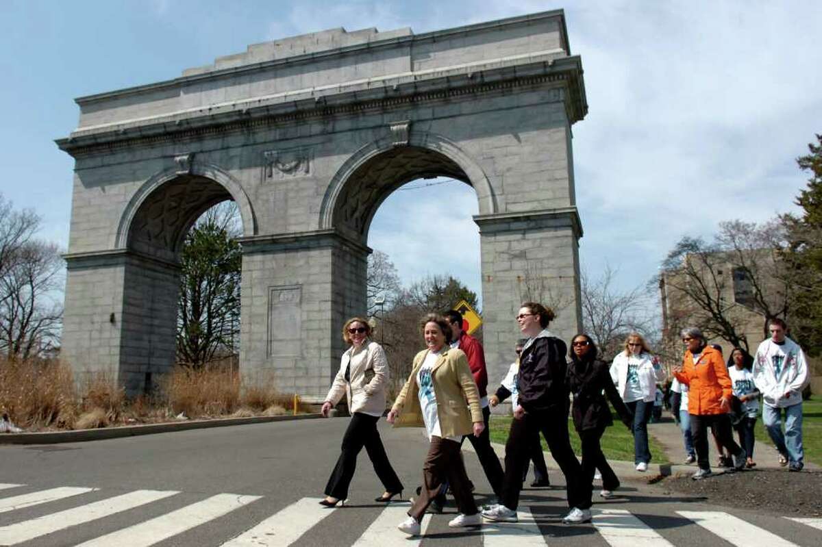 State's first lady leads Bridgeport walkathon to benefit family center