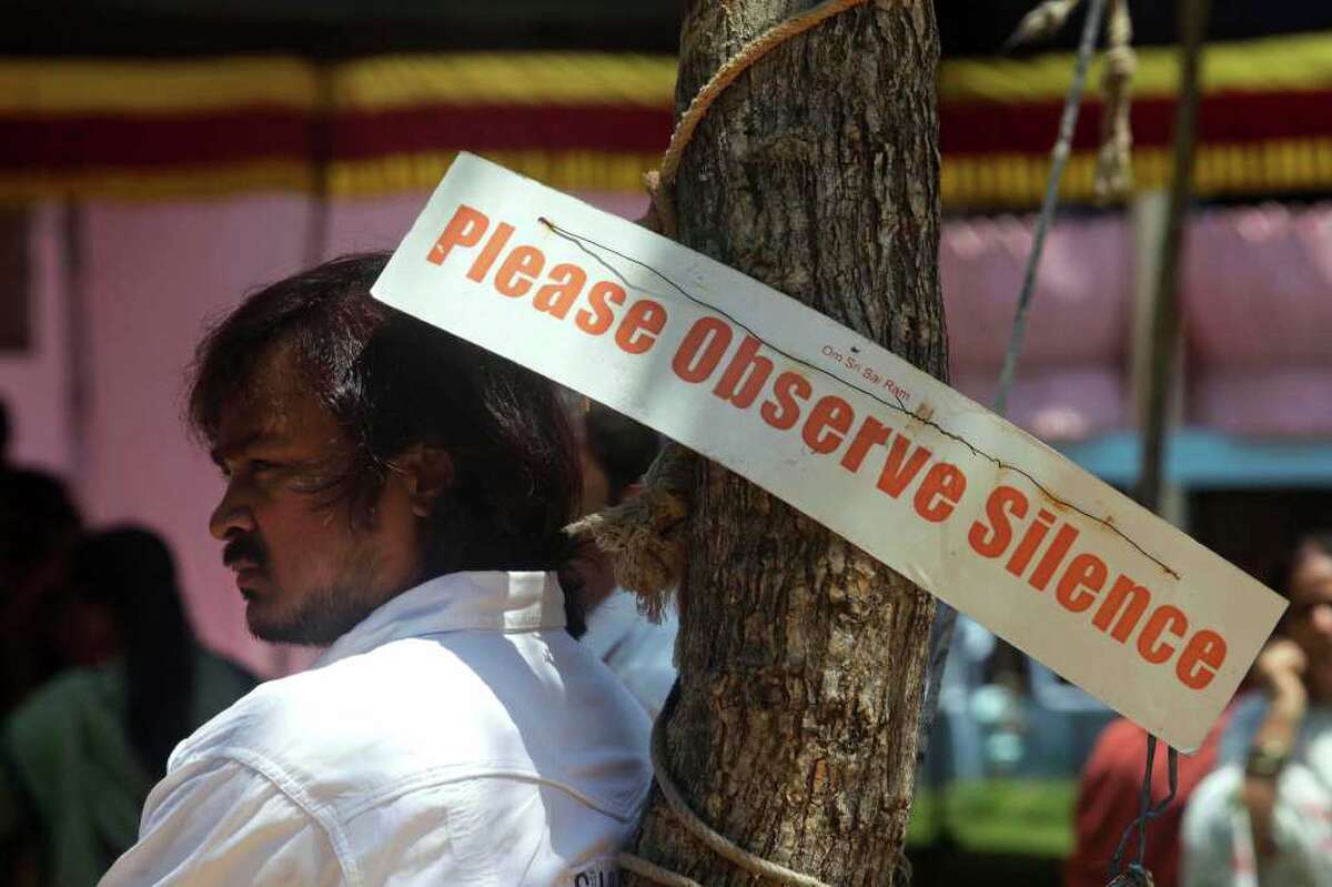 Hindu guru Sathya Sai Baba dies