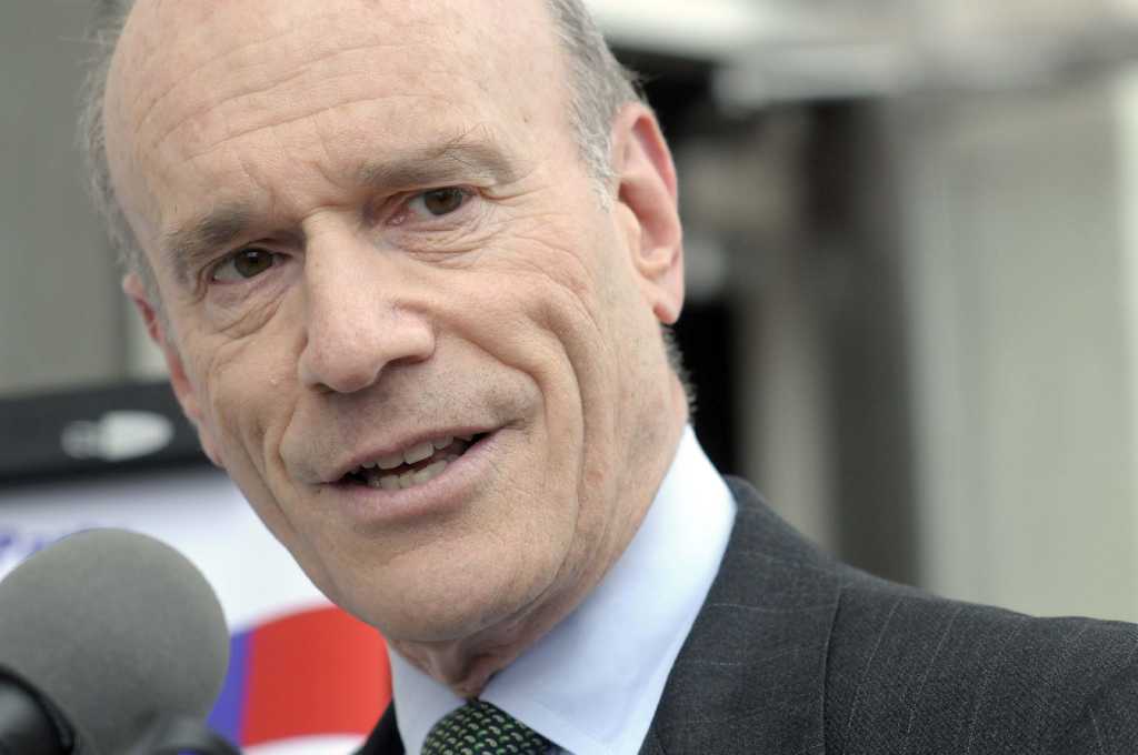 Hull says acting mayor should resign