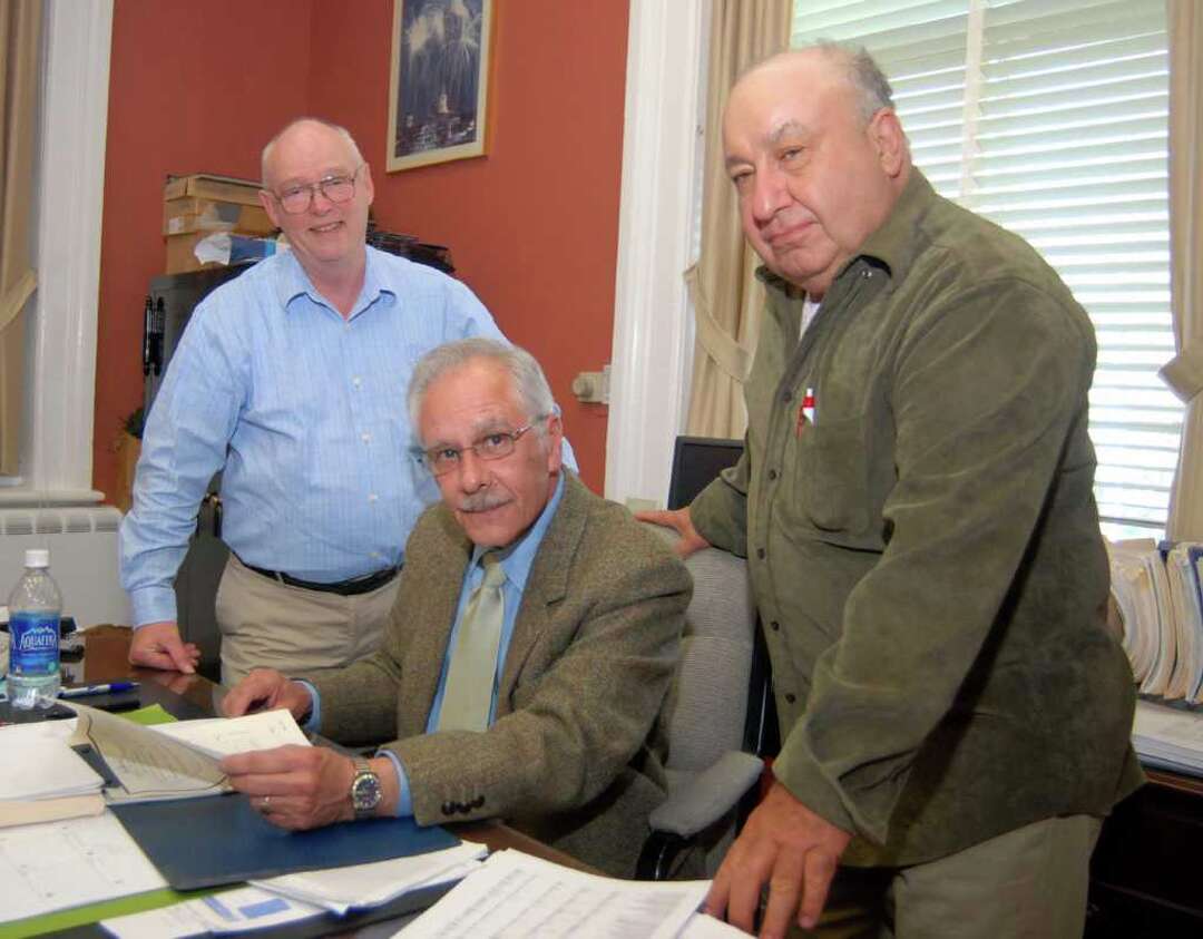 Officials leery of defined contributions