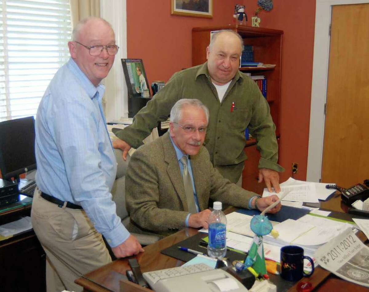 Officials leery of defined contributions