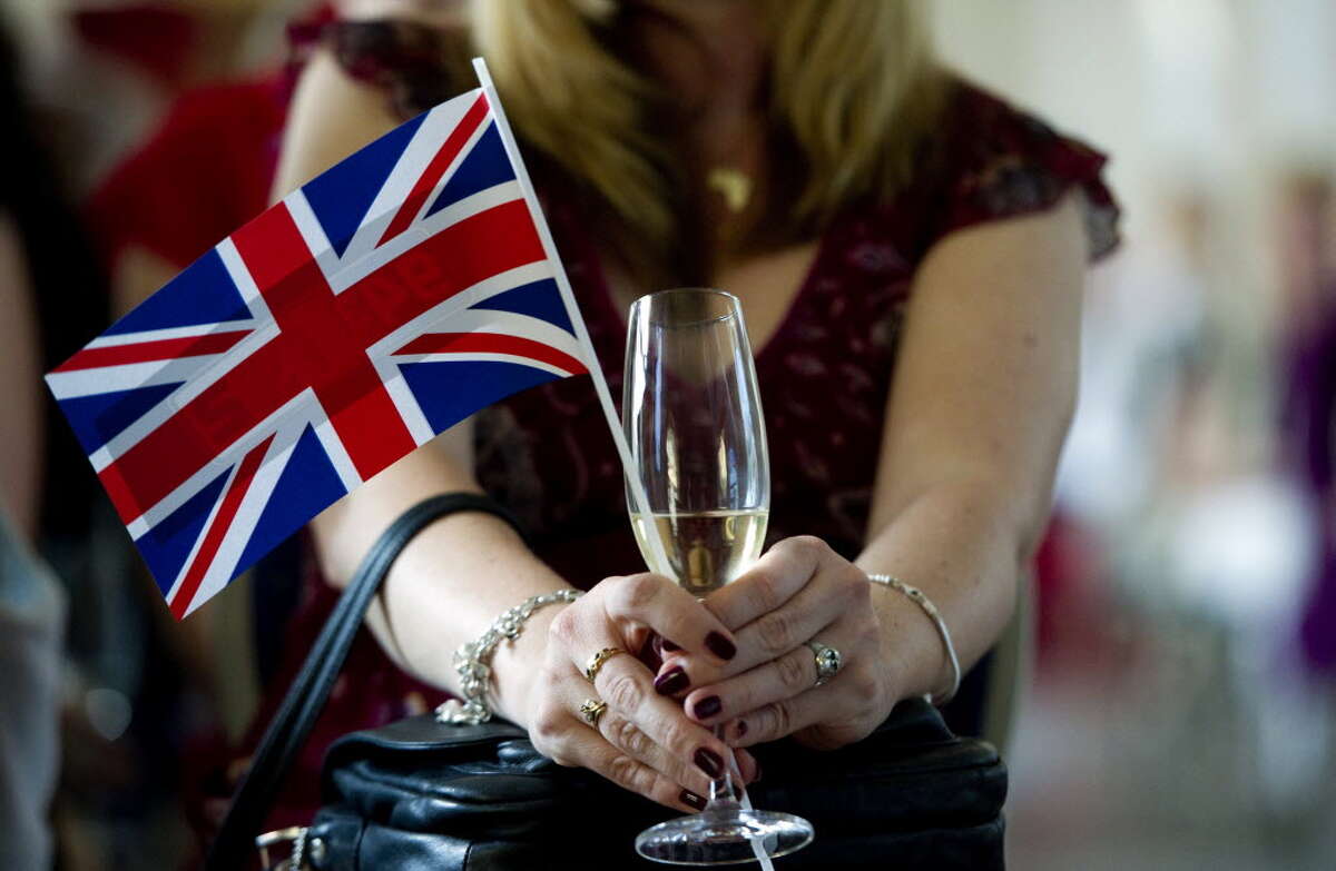 Photos: royal wedding street scene