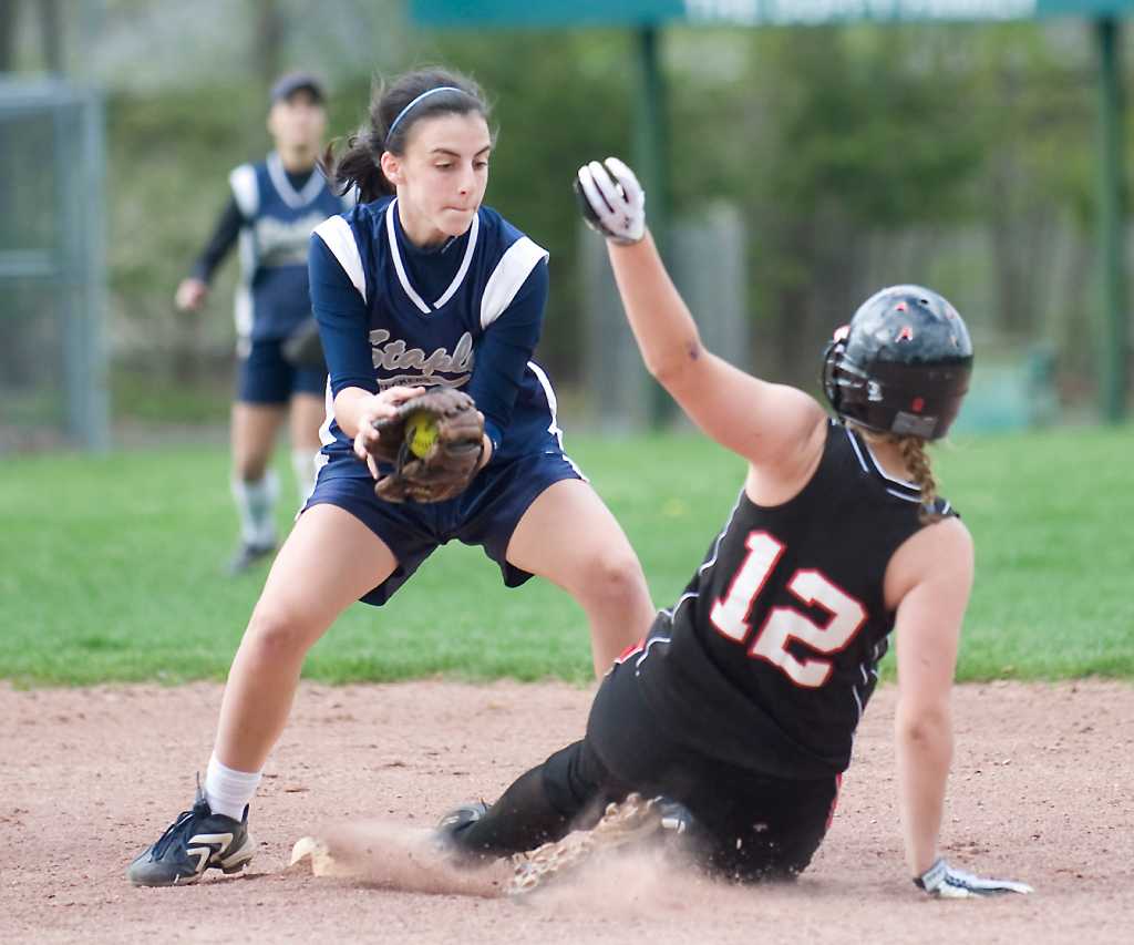 Eight-run fourth carries New Canaan softball team to decisive win