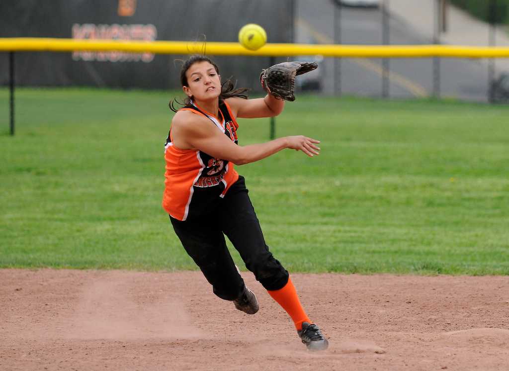 Robustelli stars as Stamford improves to 10-2