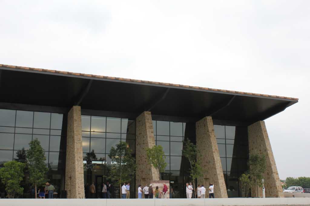 Mission Branch Library opens on Roosevelt Ave.