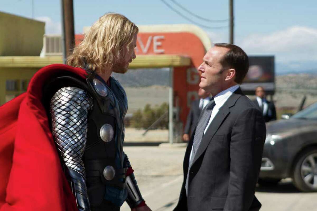 Hunky hero tale 'Thor' just fine in 2-D