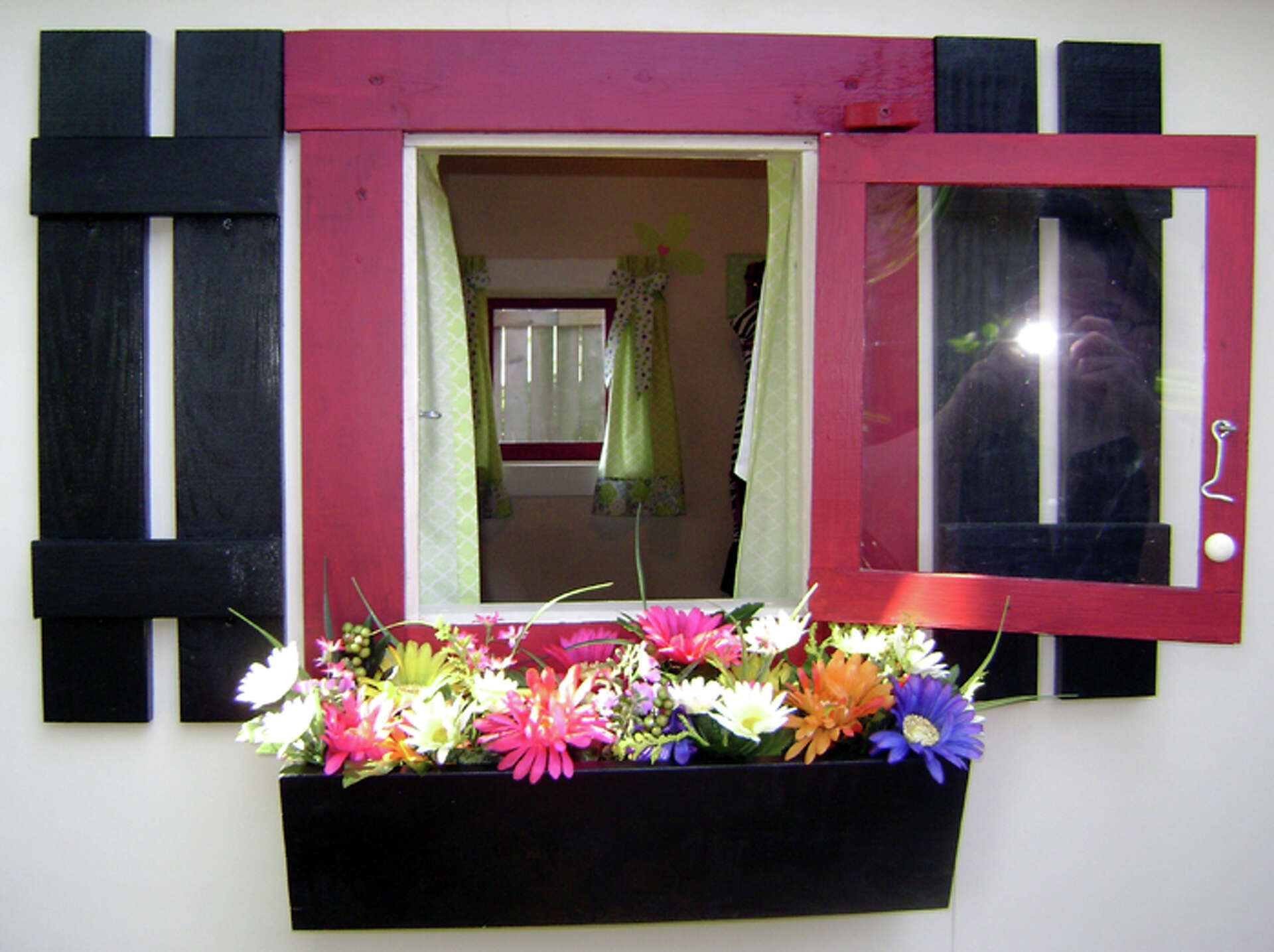 Playhouse builder goes out with a gift