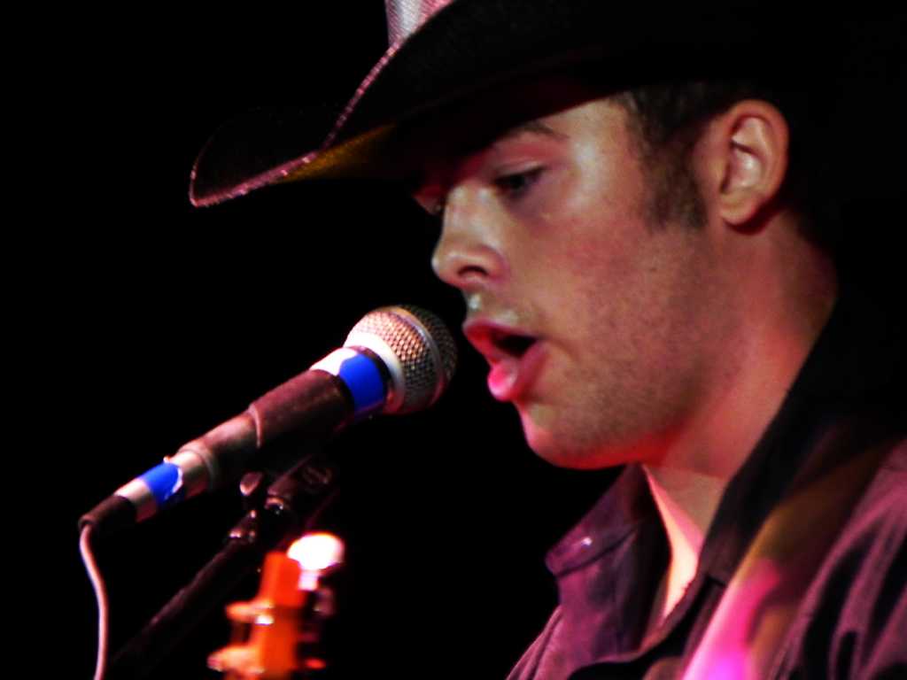 Hart performs at Jasper Lions Rodeo Thursday
