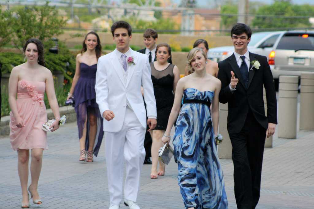 Darien students storm Stamford for prom