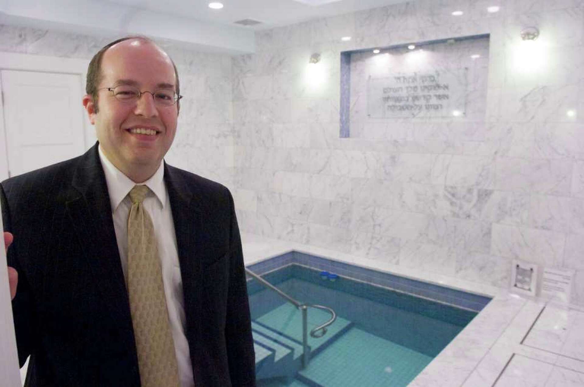 Lieberman returns to Agudath Sholom to honor mother, grandmother