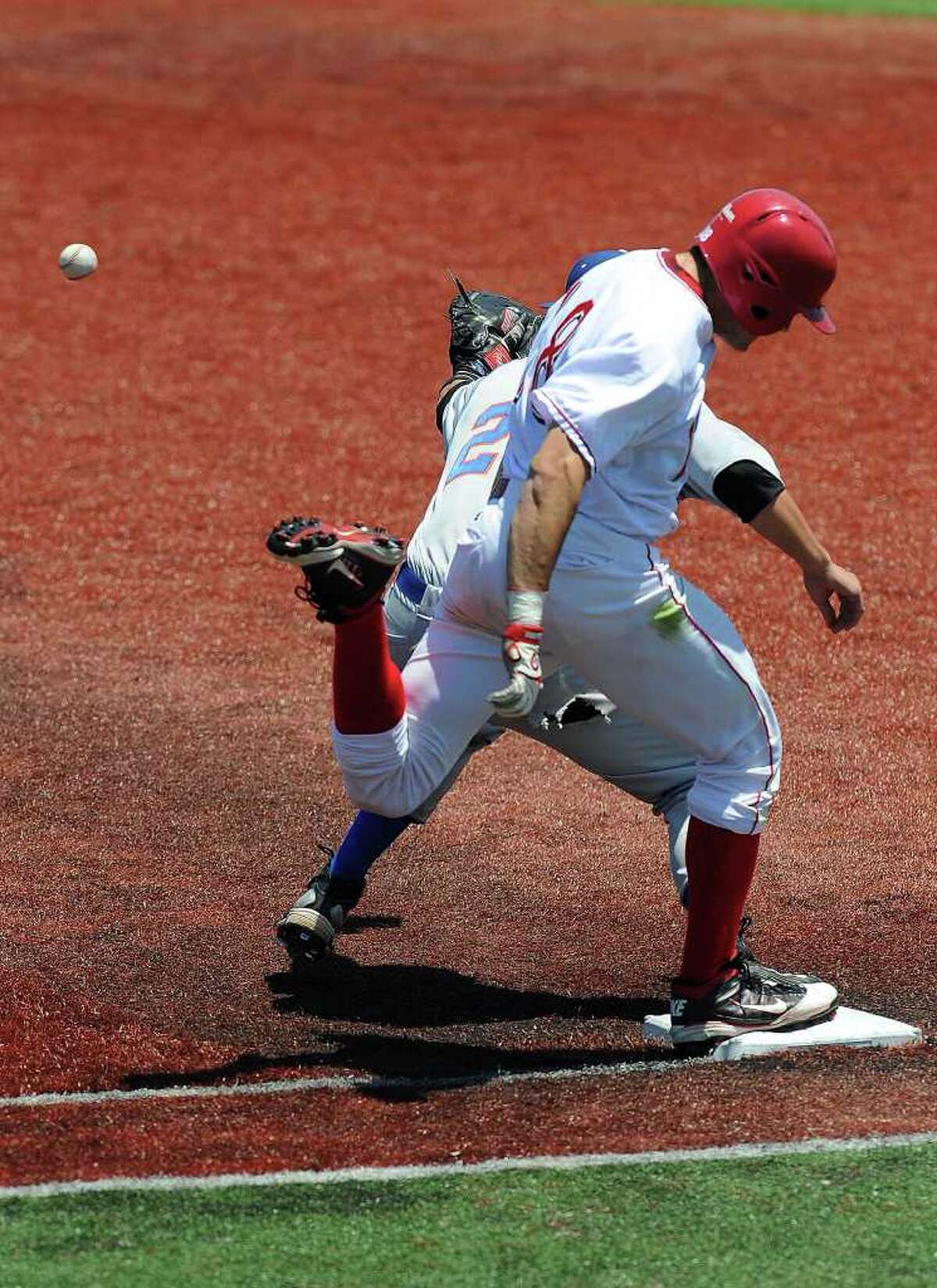 Lamar scores three 9th-inning runs to sweep UT-Arlington