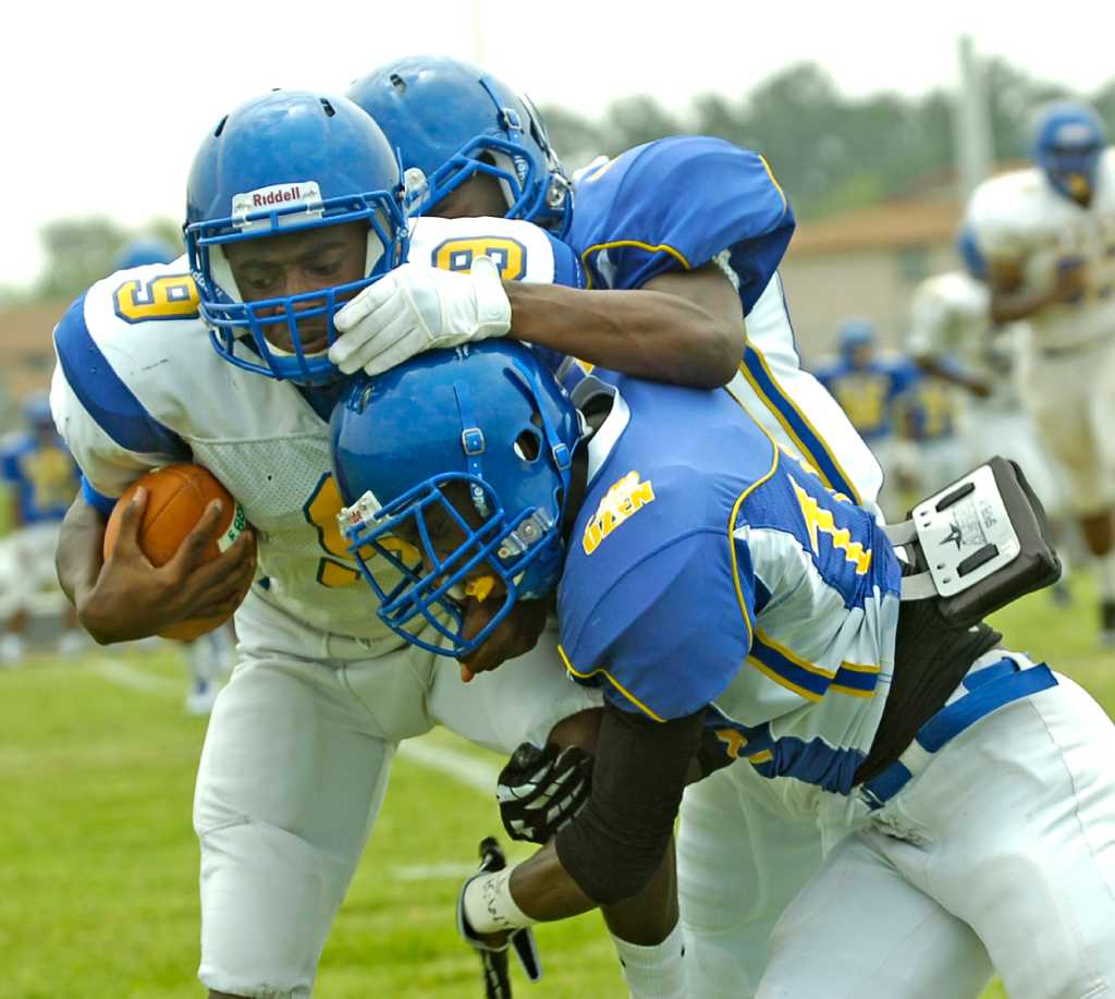 Ozen spring football game goes smoothly