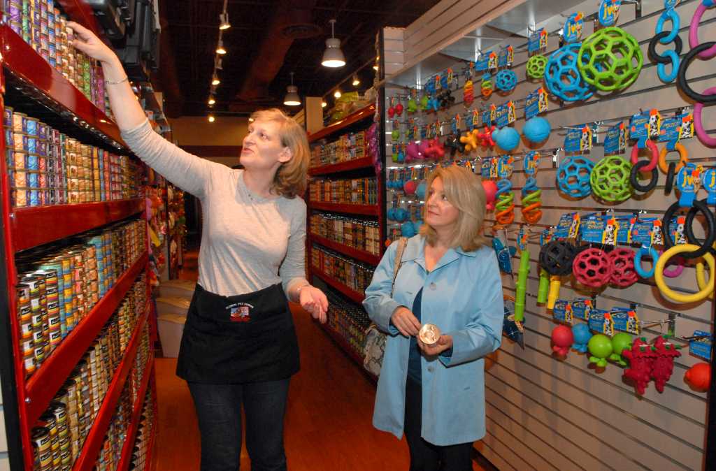 Holistic pet food store opens in Darien