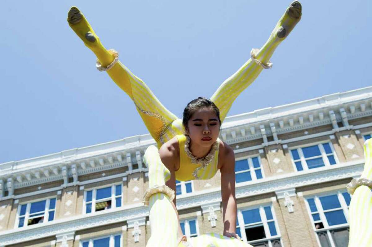 Contortionists add a twist to Big Apple Circus