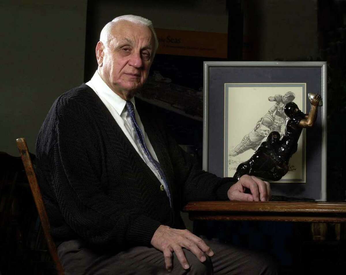 NFL Hall of Famer Andy Robustelli dies at 85