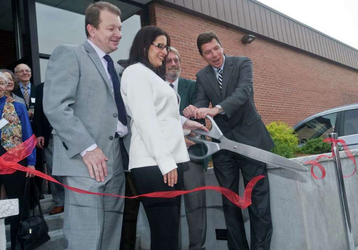 Danbury Hospital dedicates research laboratory