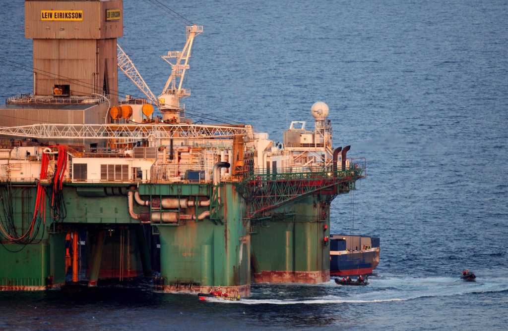 18 activists on oil rig arrested