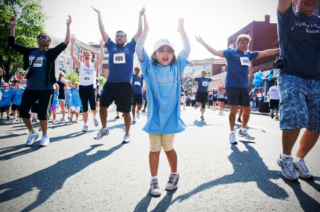 Thousands bond in battle against cancer