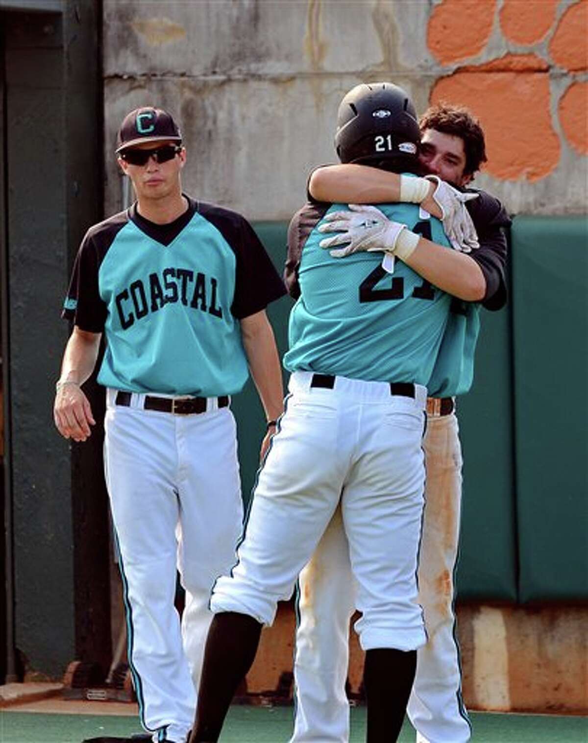 UConn wins twice, stays alive in NCAA Tournament