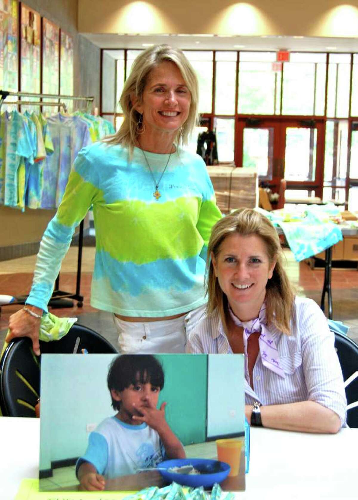 New Canaan's Pura Vida for Children packs food for starving children