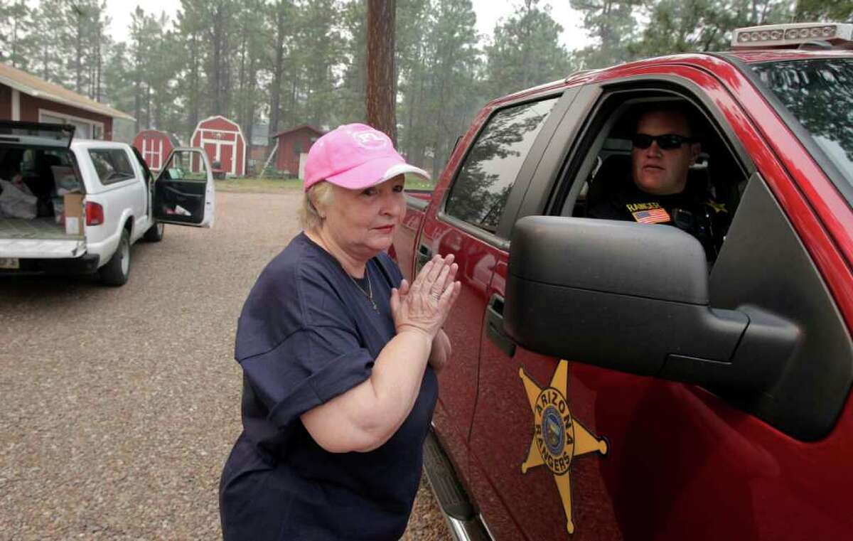 Wildfire forces evacuation of another Arizona town