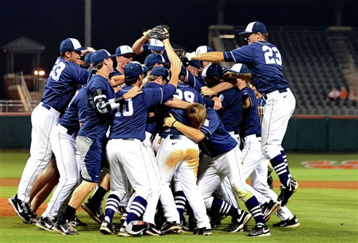 UConn baseball advances to super regionals