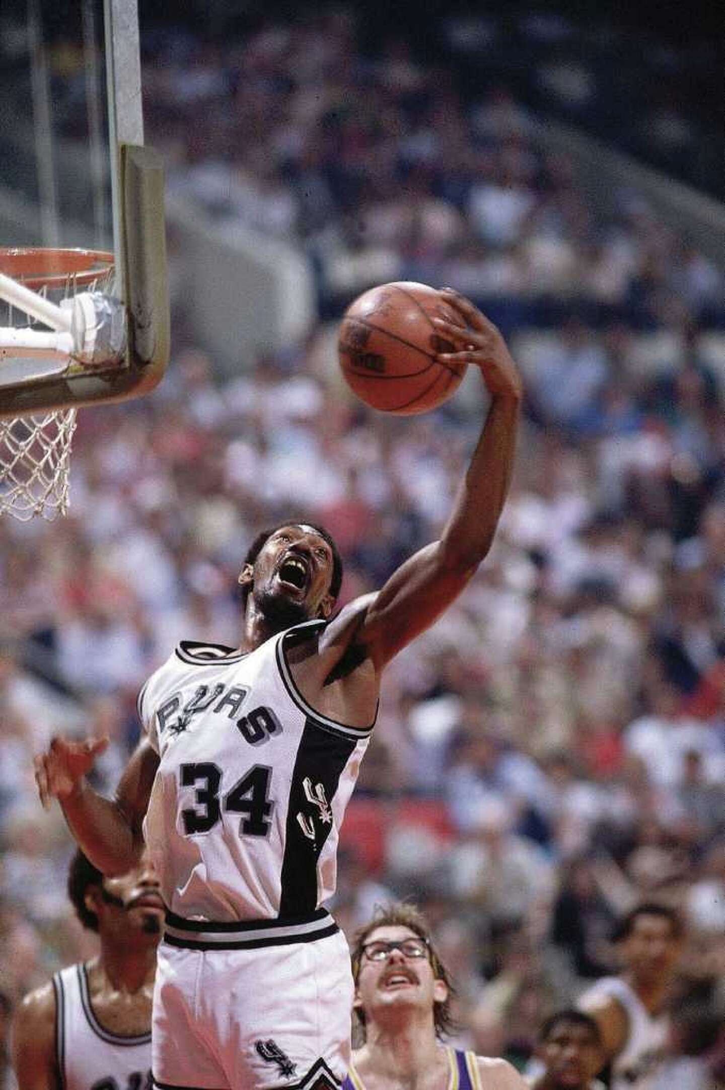 Former Spurs star Mitchell dies of cancer