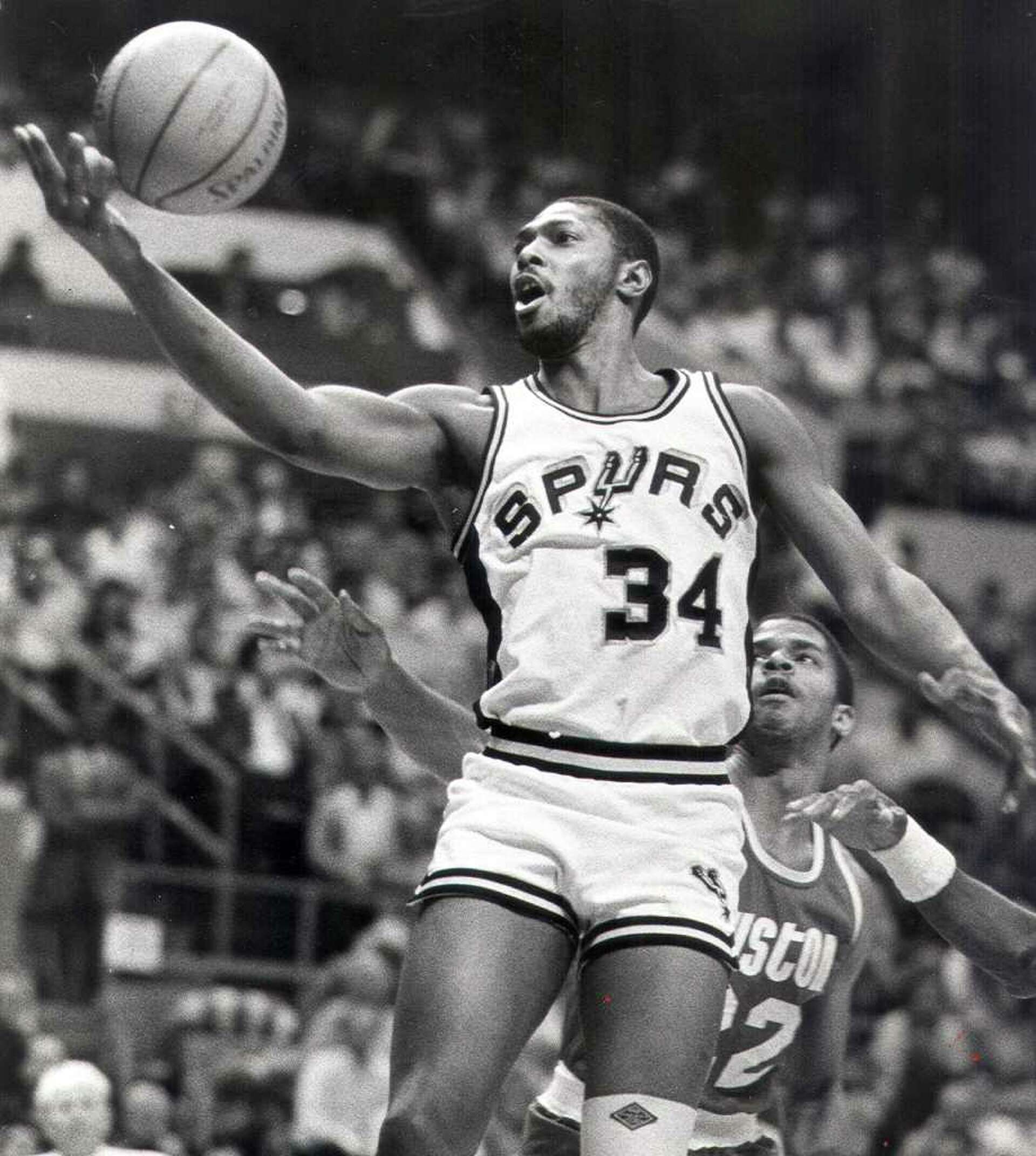 Former Spurs star Mitchell dies of cancer