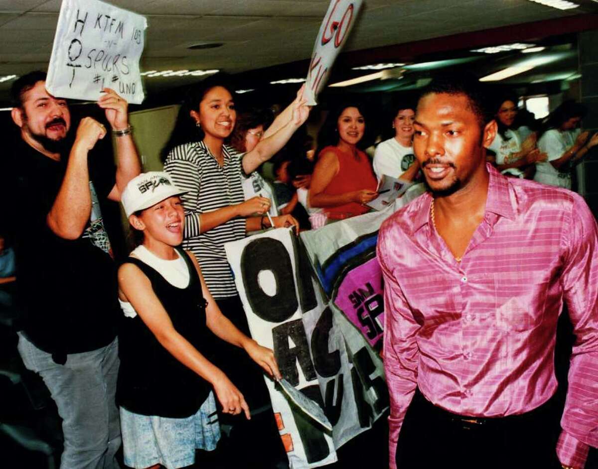 Former Spurs star Mitchell dies of cancer