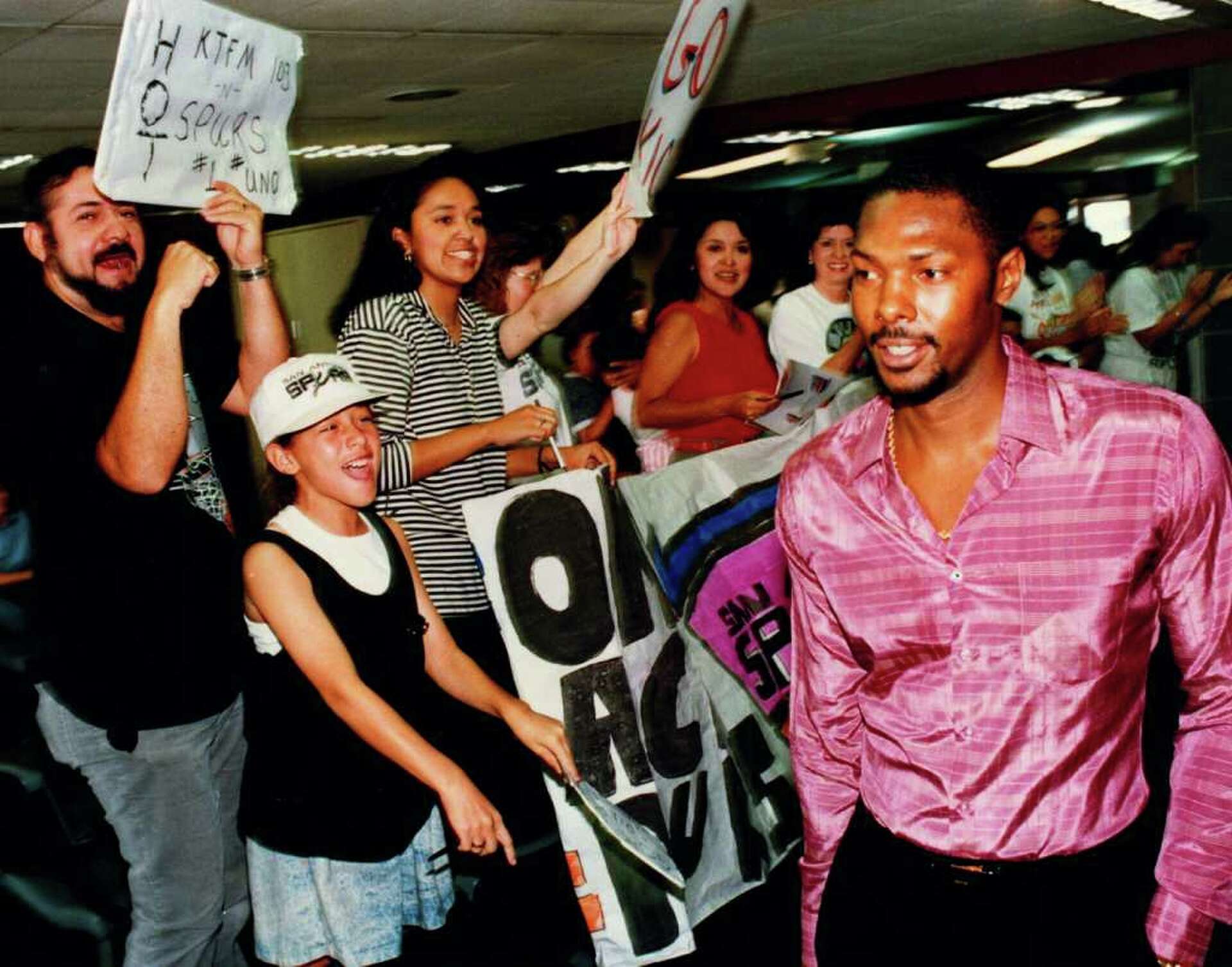 Former Spurs star Mitchell dies of cancer