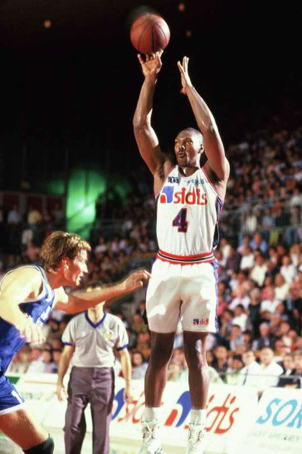 Former Spurs star Mitchell dies of cancer