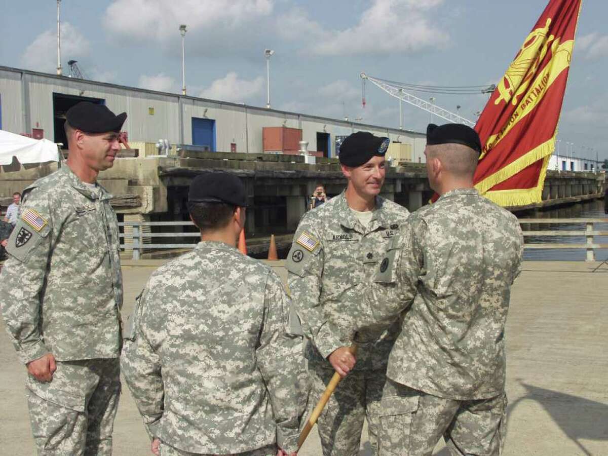 Army changes command at port