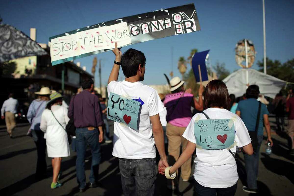 Mexican poet rallies for peace