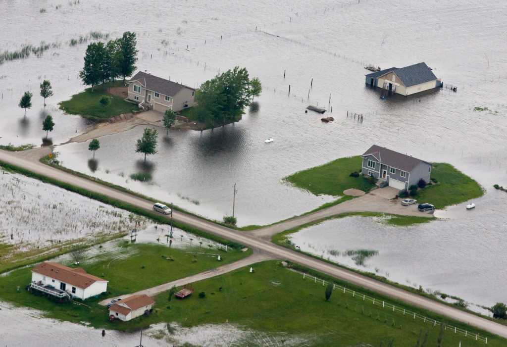 2 Missouri River levees break near Iowa-Mo. border