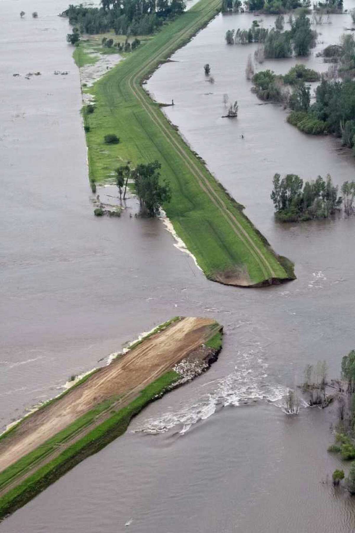 2 Missouri River levees break near Iowa-Mo. border