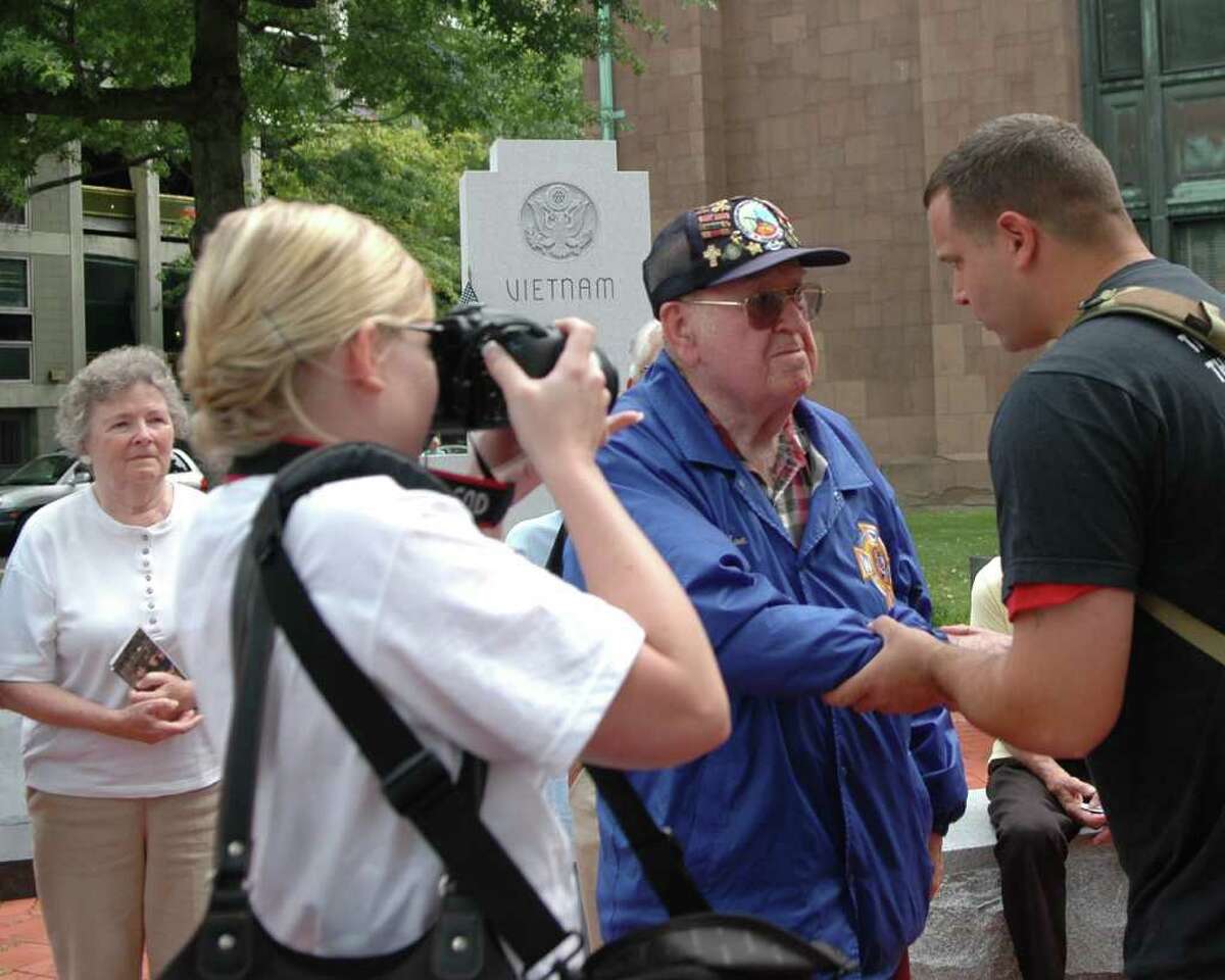 Iraq vet stops in Bridgeport on 7,000 mile hike