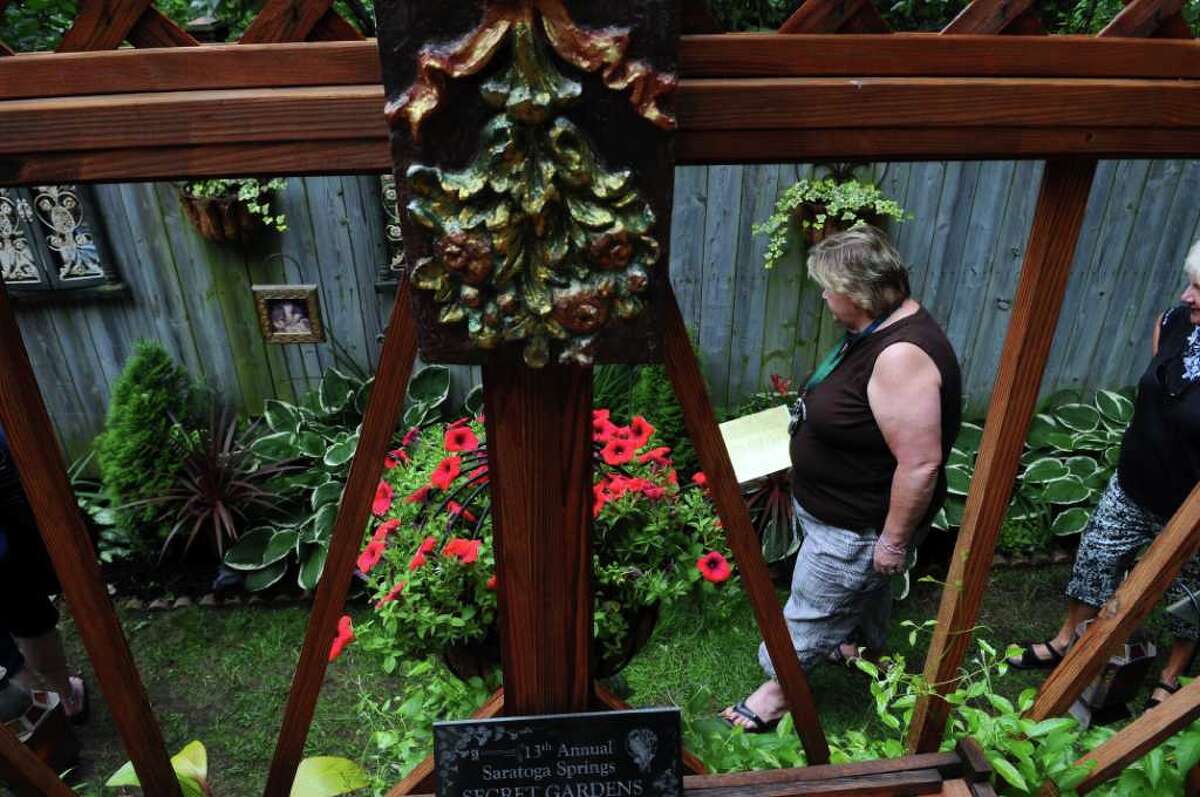 Two gardens with two tales