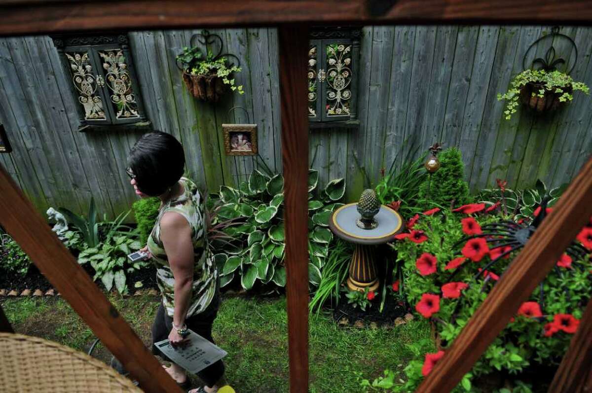 Two gardens with two tales