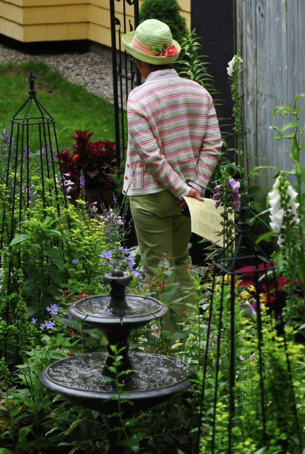 Two gardens with two tales