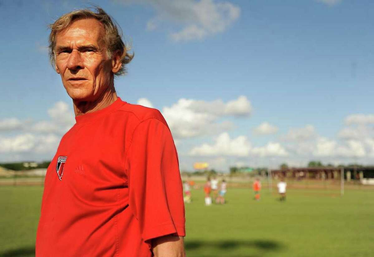 Dutch soccer legend, Beaumont coach Van Beveren dies