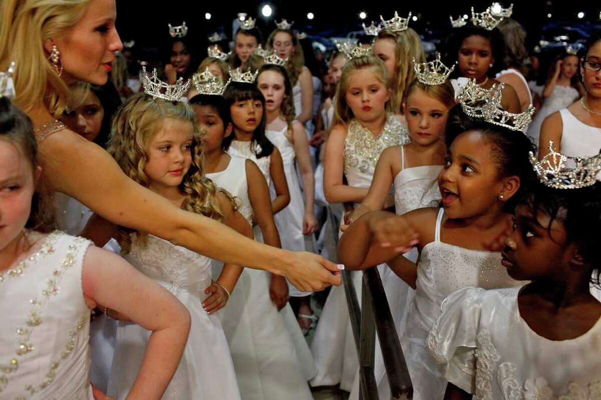 ‘Dreamgirls’ and dream gowns: Beauty queens strut their stuff