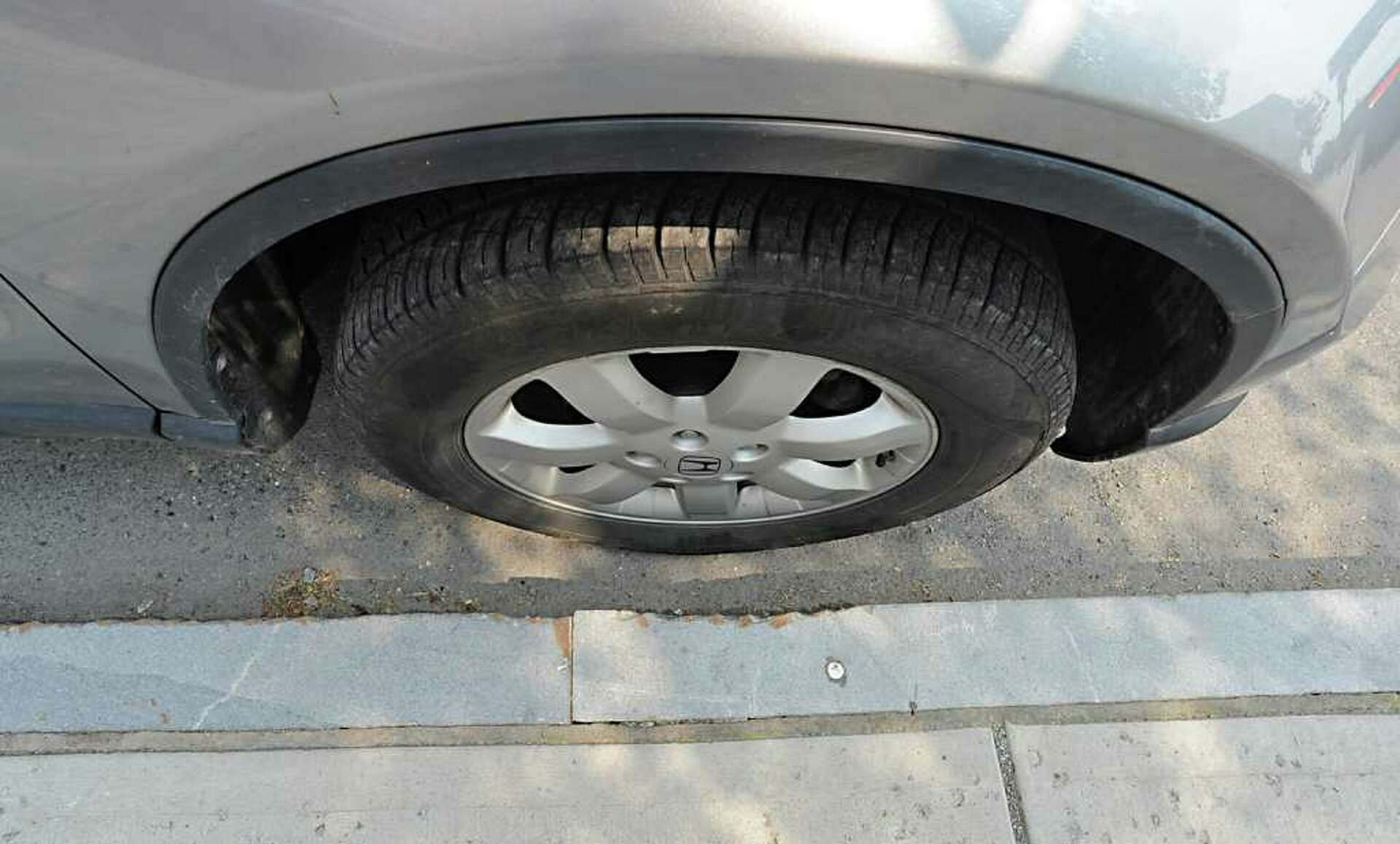 Granite curbing knifes tires
