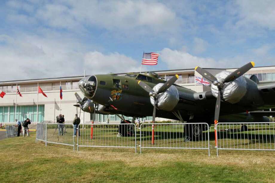 Museum of Flight rolls out Boeing B-17 - seattlepi.com
