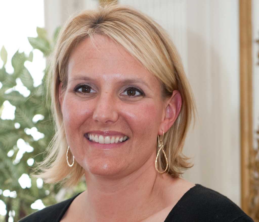 Salve Regina alumna receives award